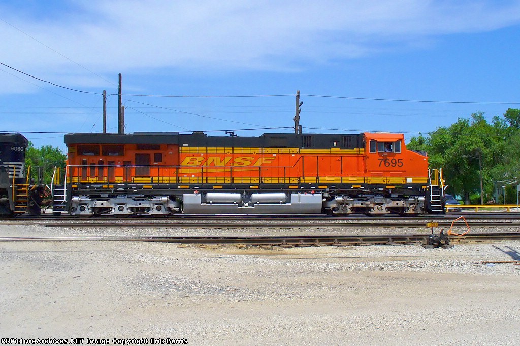 BNSF 7695 Yellow Logo